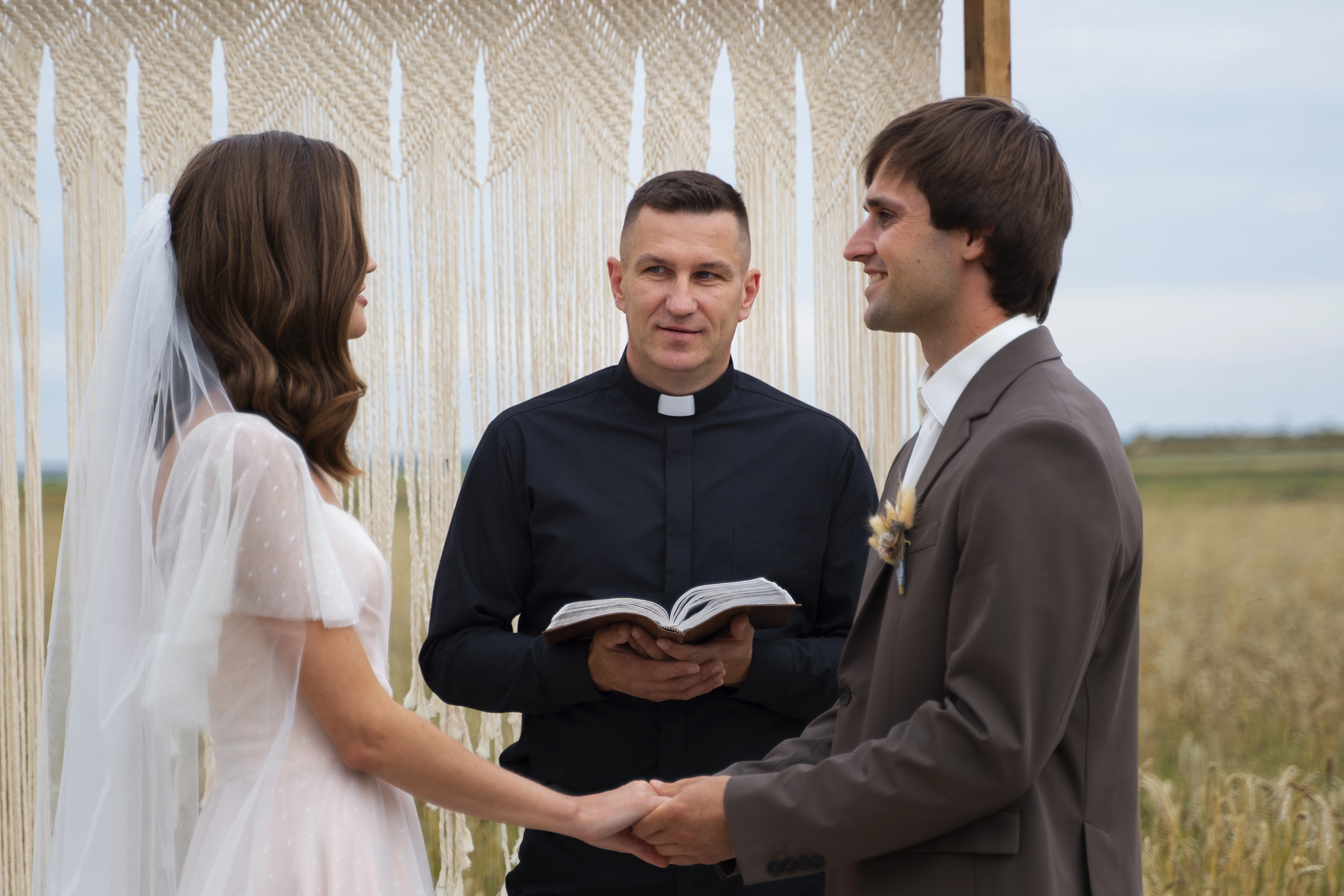What Is an Officiant? Role & Importance in Weddings